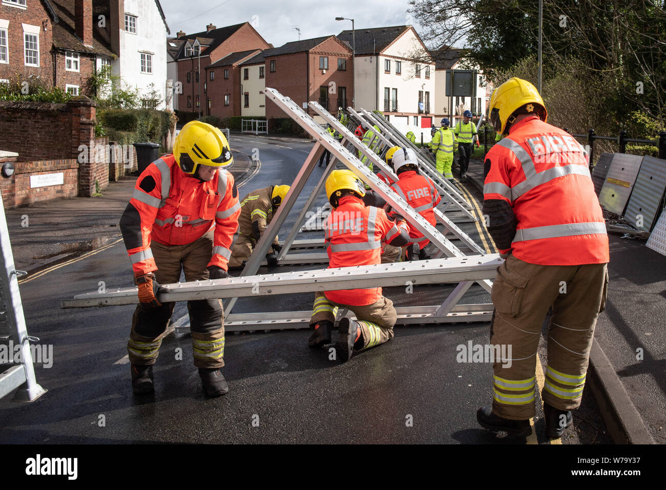A swollen River Severn flows through the Worcestershire town of Bewdley ...