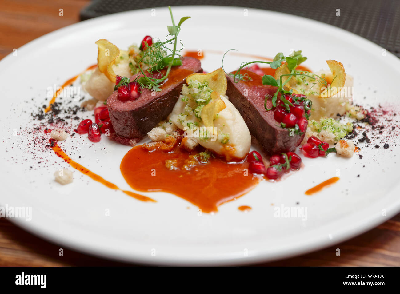 Steak on mash potato hi-res stock photography and images - Alamy