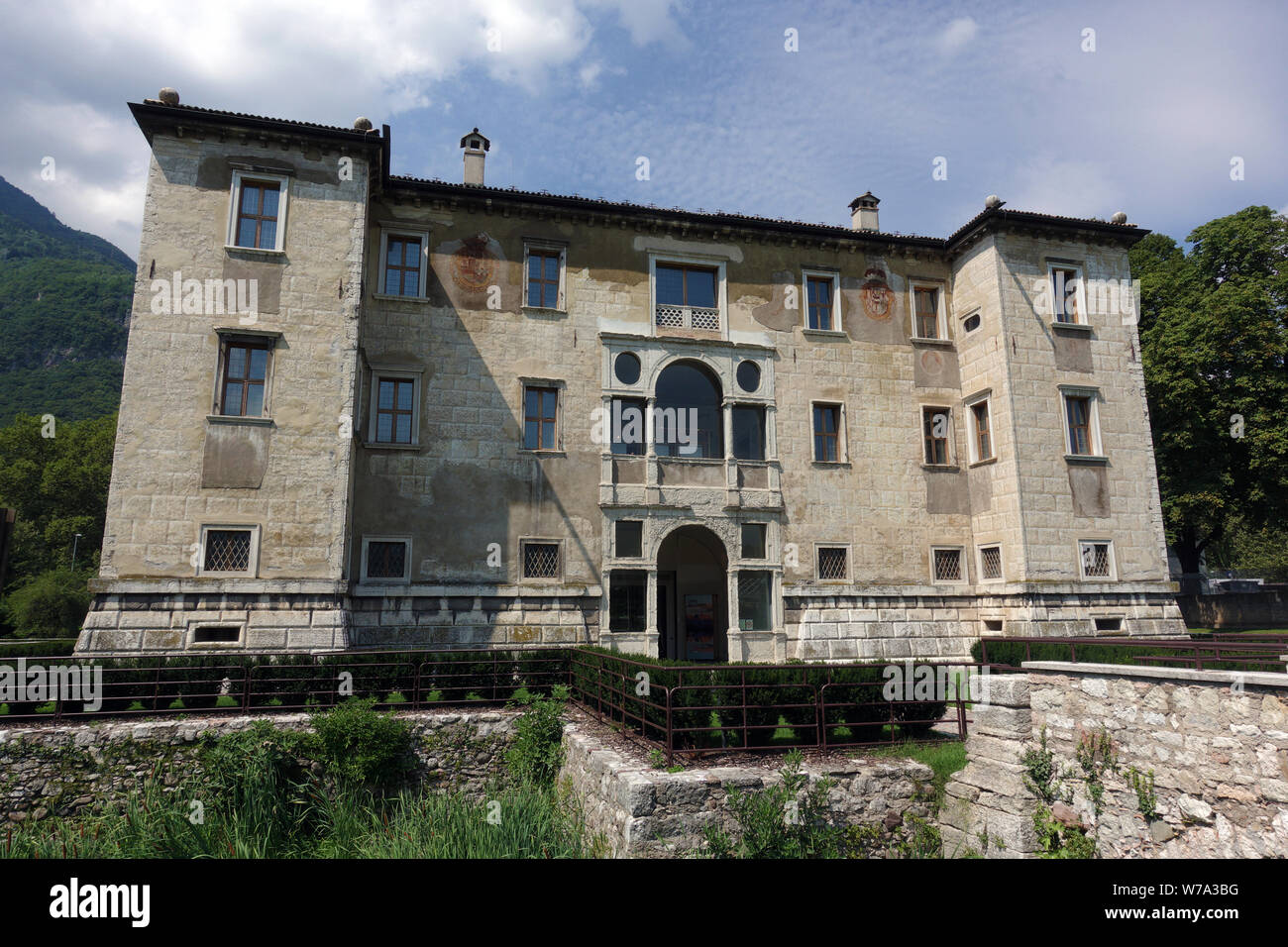 16th century castle construction hi-res stock photography and images ...