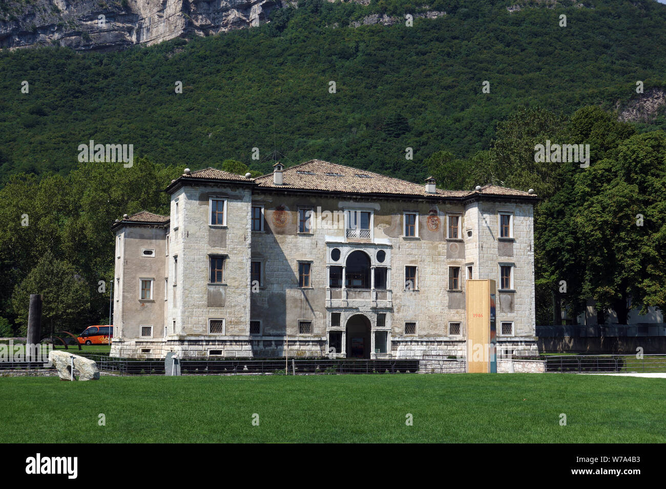 16th century castle construction hi-res stock photography and images ...