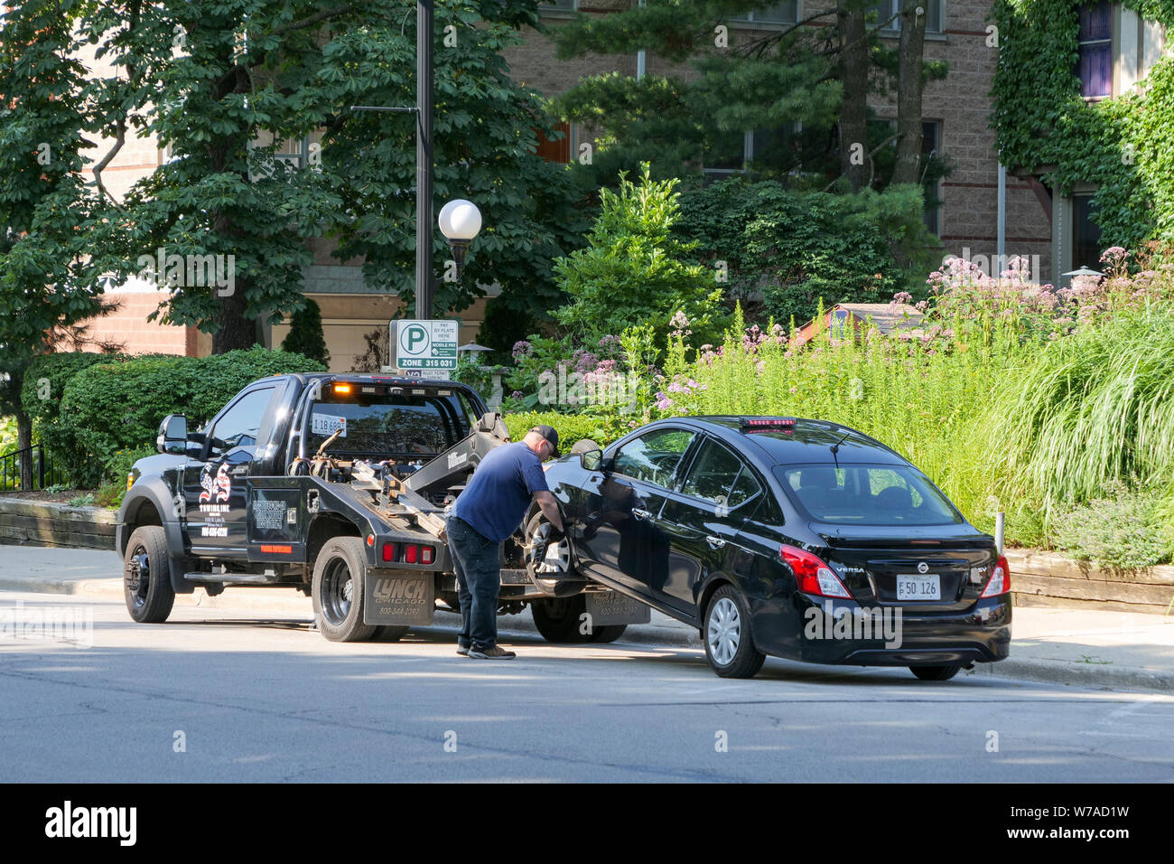 Tow truck hi-res stock photography and images - Alamy