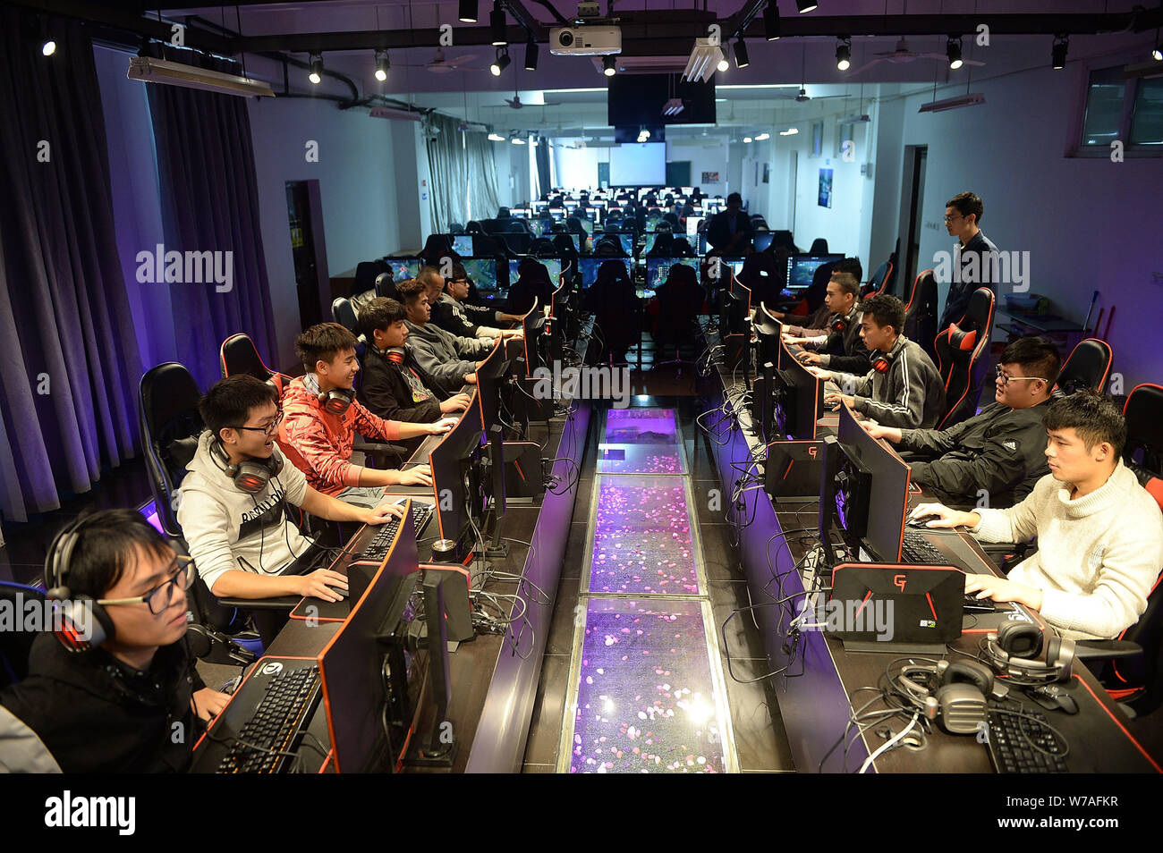 Tv in classroom hi-res stock photography and images - Alamy