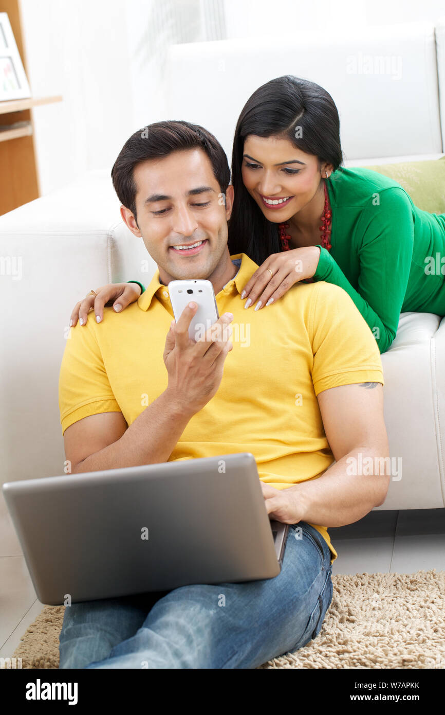 Mobile phone displaying message hi-res stock photography and images - Alamy