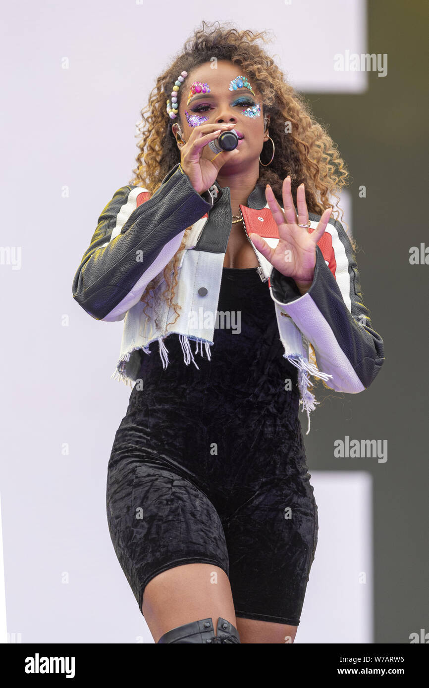 Brighton singer hi-res stock photography and images - Alamy