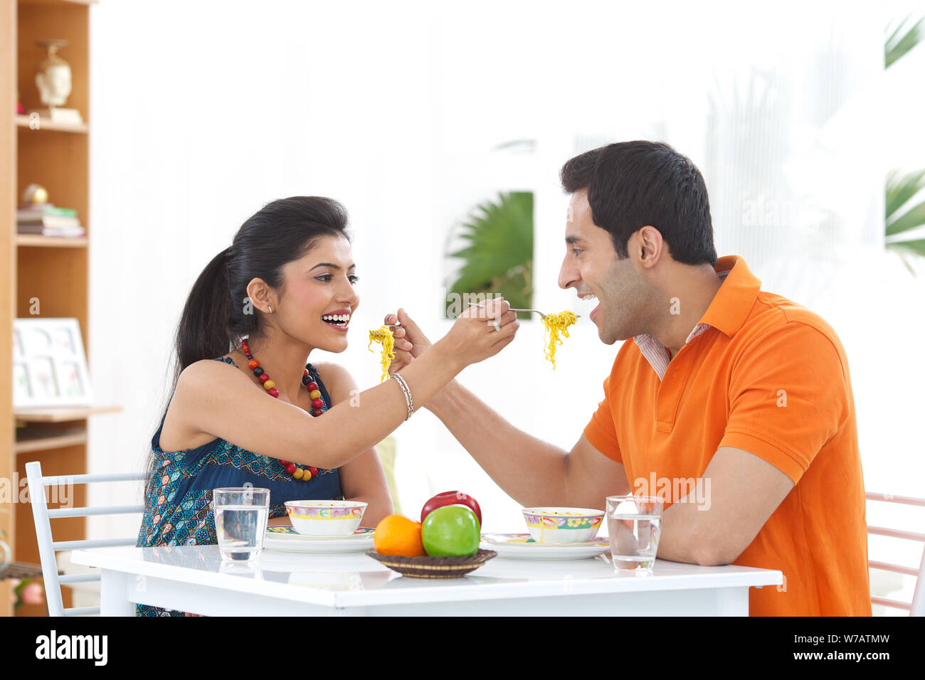 Couple feeding other smiling hi-res stock photography and images - Alamy