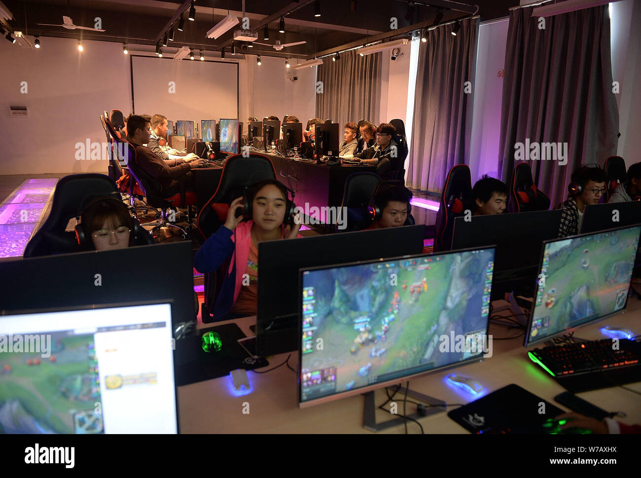 Tv in classroom hi-res stock photography and images - Alamy