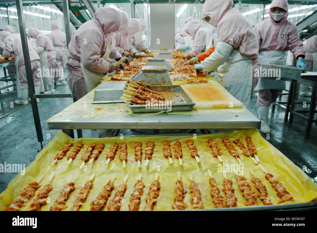 China chicken processing plant hi-res stock photography and images - Alamy
