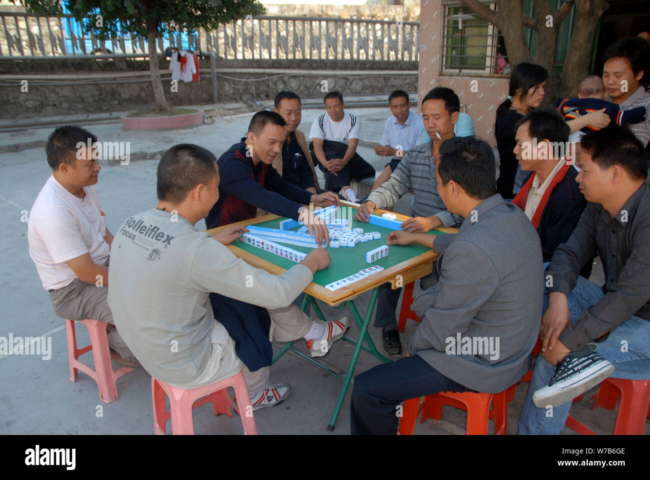 Drivers kill time playing cards in Shenzhen harbor Stock Photo - Alamy