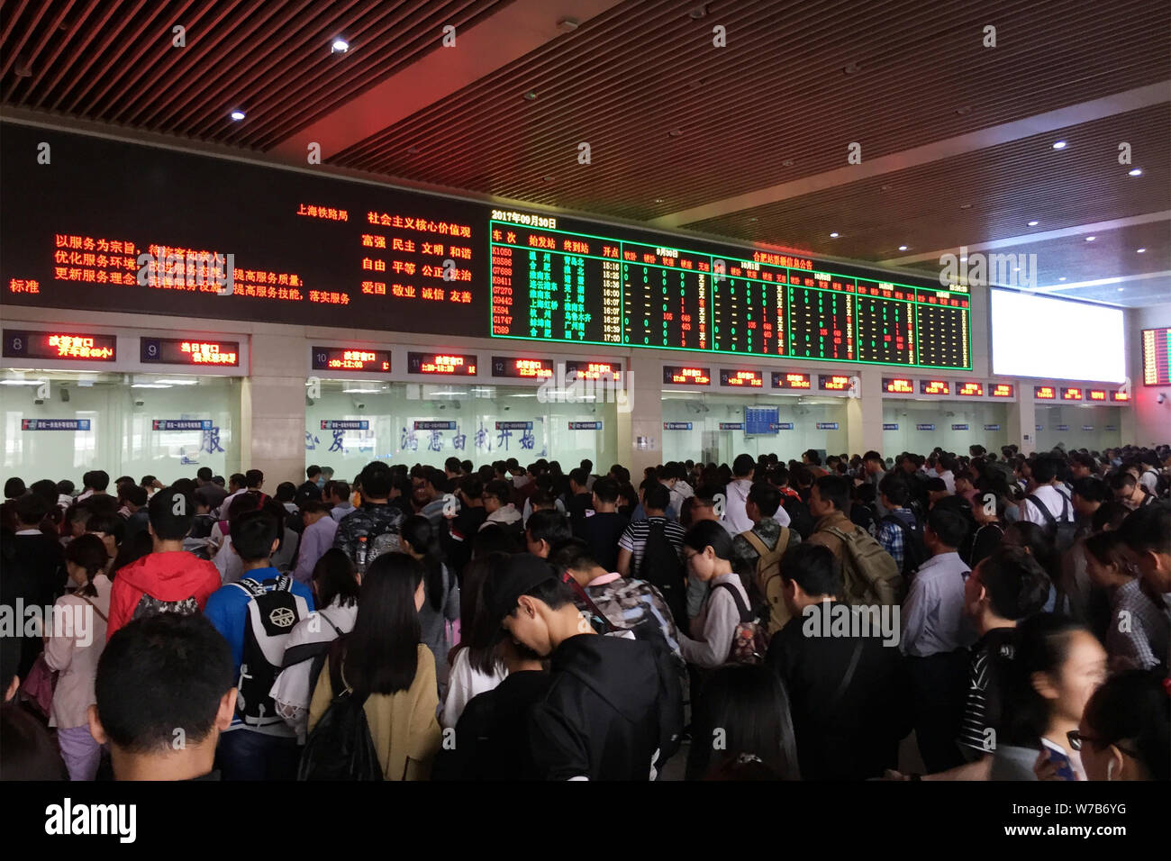 Chinese passengers crowd the Hefei Railway Station ahead of the ...