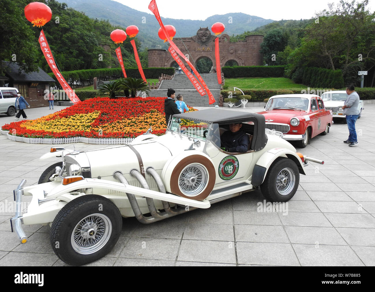 Old timer cars are displayed during the 7th Lianyungang Departure ...