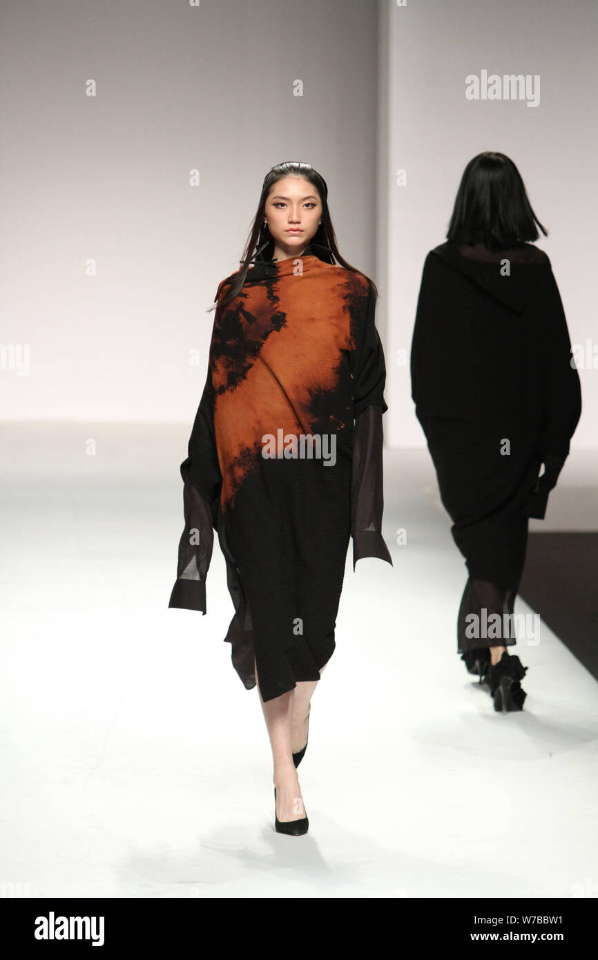 Model draping hi-res stock photography and images - Alamy