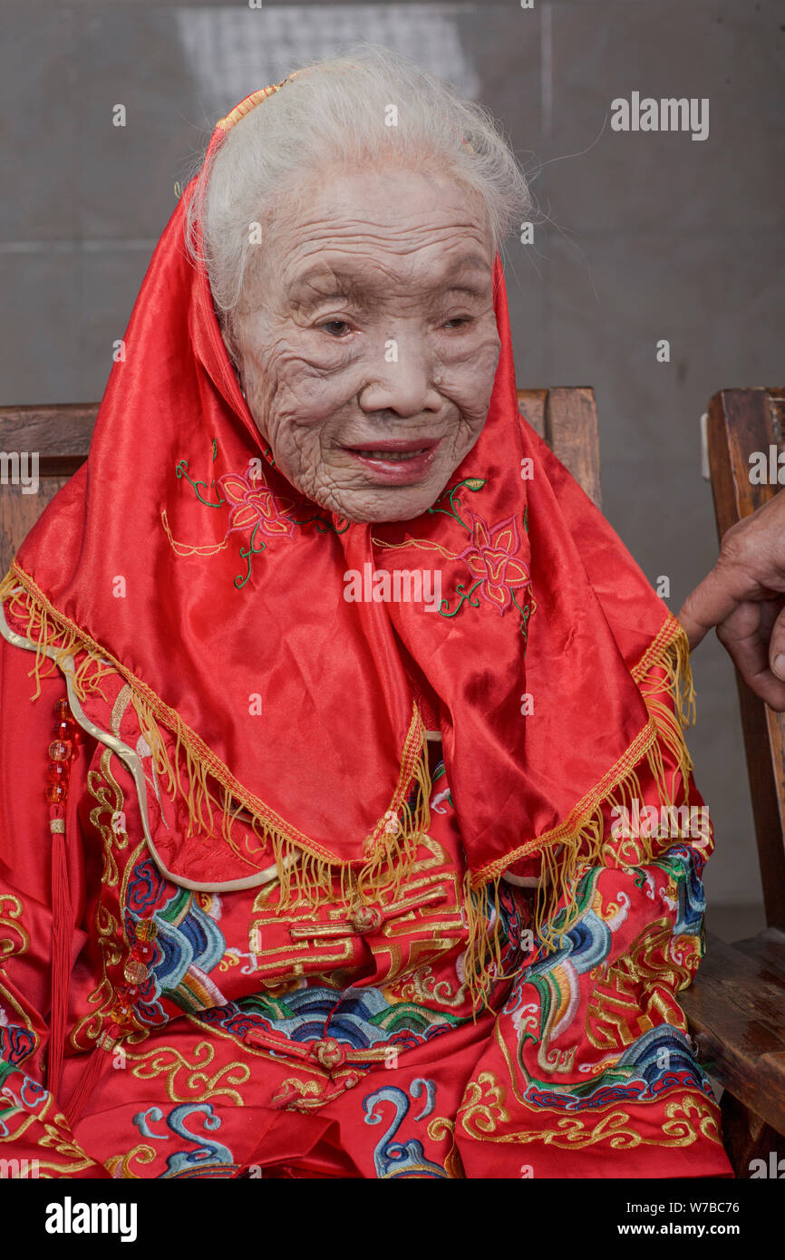 Old chinese woman hi-res stock photography and images - Alamy