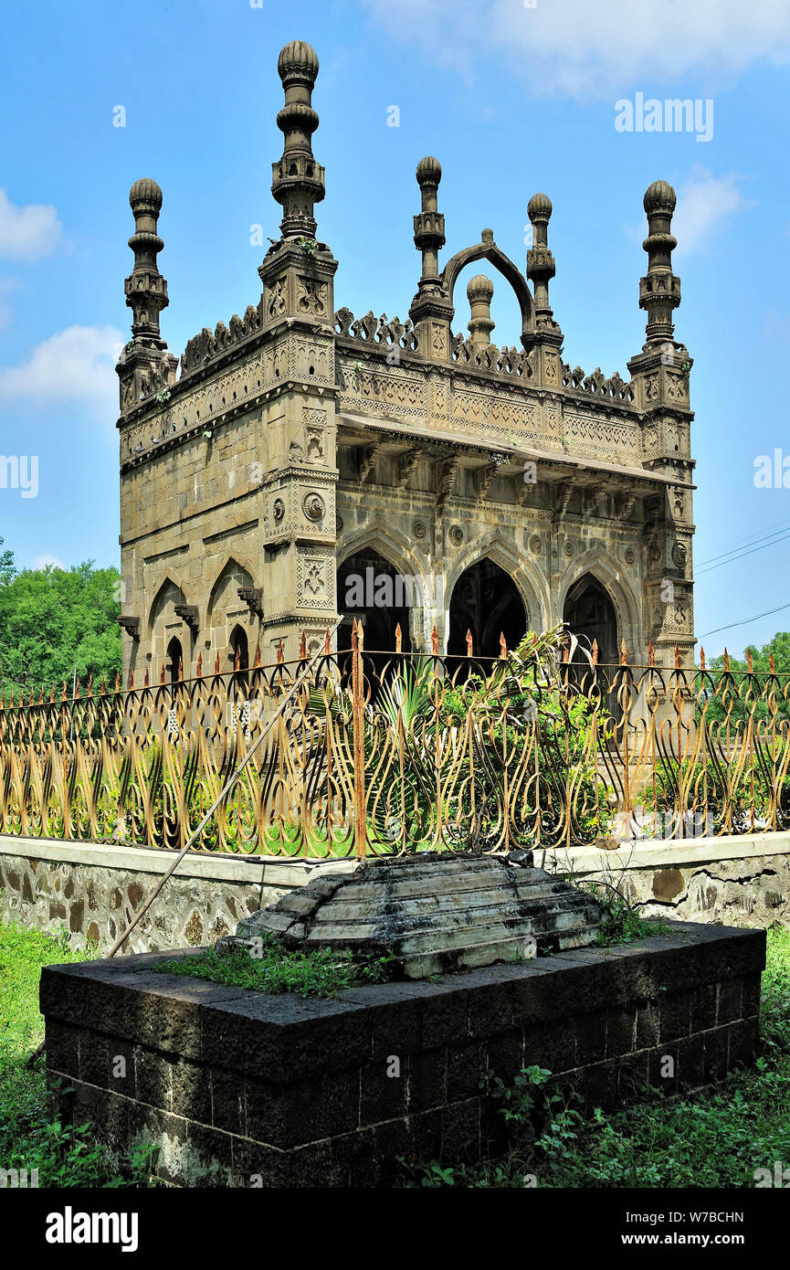 Delicate architecture Damdi Masjid Stock Photo - Alamy