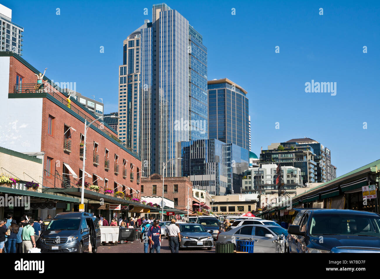 Crowd crowds crowded busy traffic hi-res stock photography and images ...