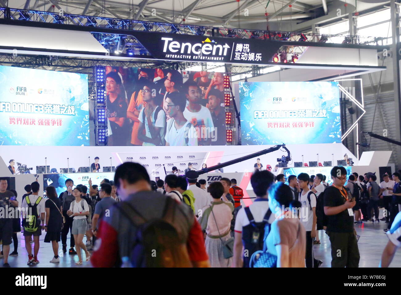 --FILE--People visit the stand of Tencent Interactive Entertainment ...