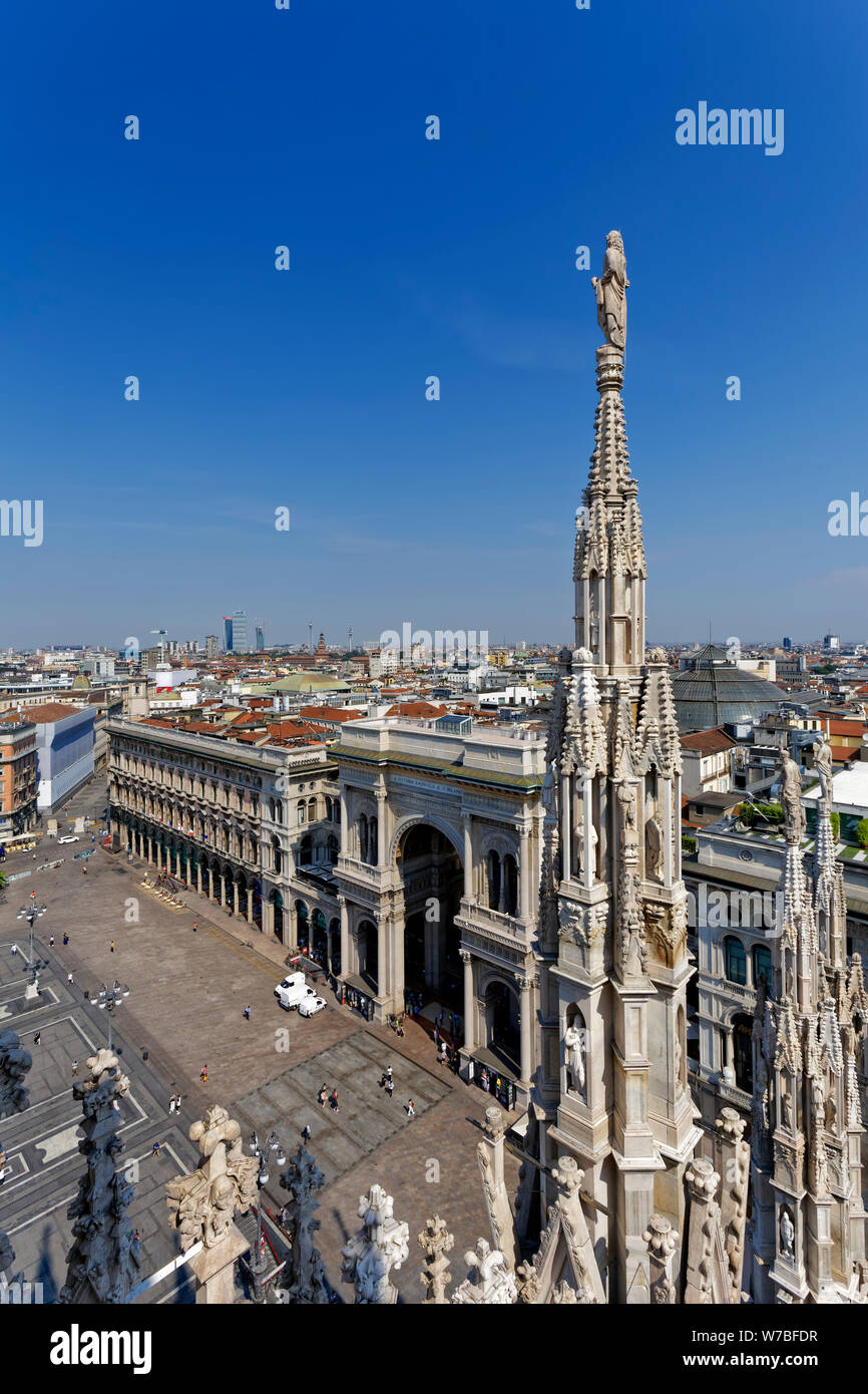 Duomo di milano rooftop hi-res stock photography and images - Alamy