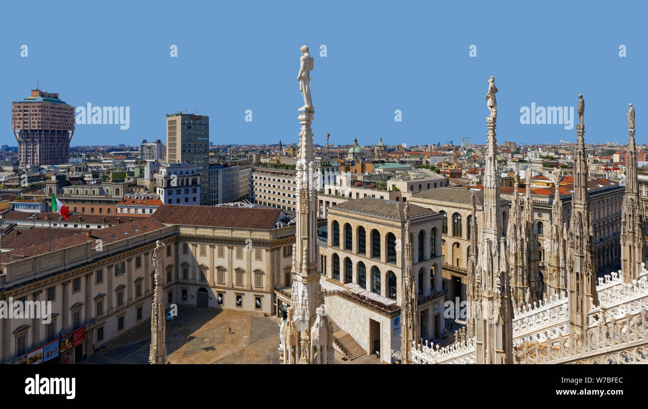 Exterior view of milan cathedral hi-res stock photography and images ...