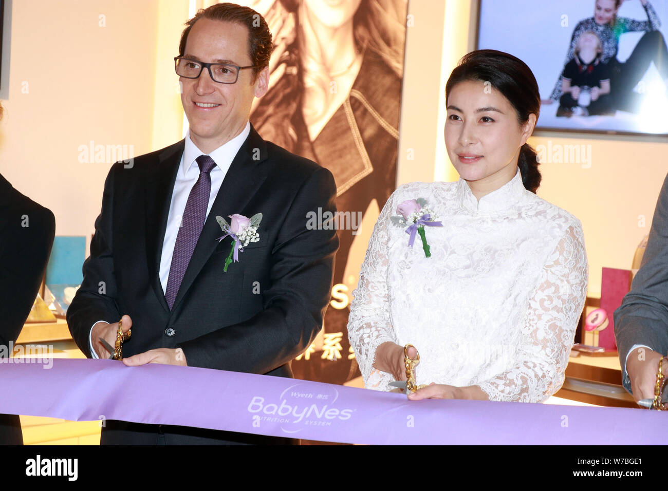 Chinese Olympic diving champion Guo Jingjing, right, who is married to ...