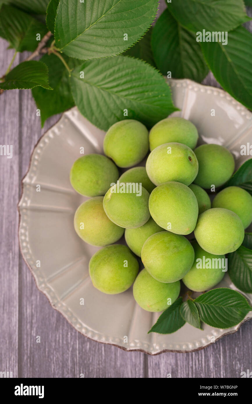 Close up of green plum, summer fruit 049 Stock Photo - Alamy