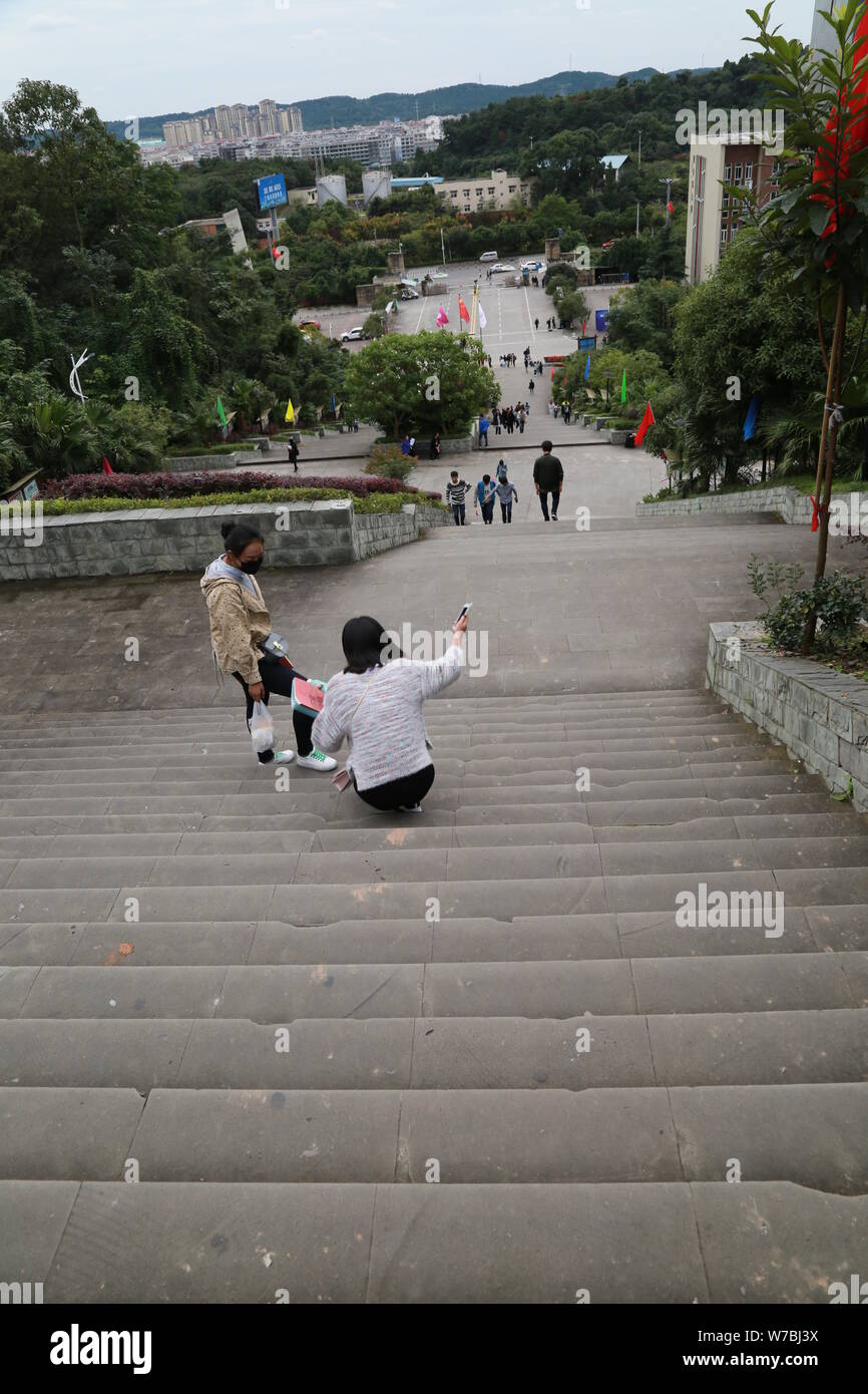 Students climb hi-res stock photography and images - Alamy