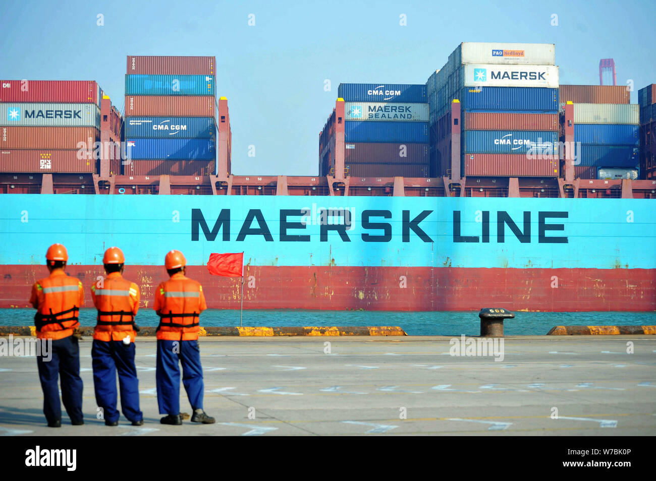 Shipping containers in a line hi-res stock photography and images - Alamy