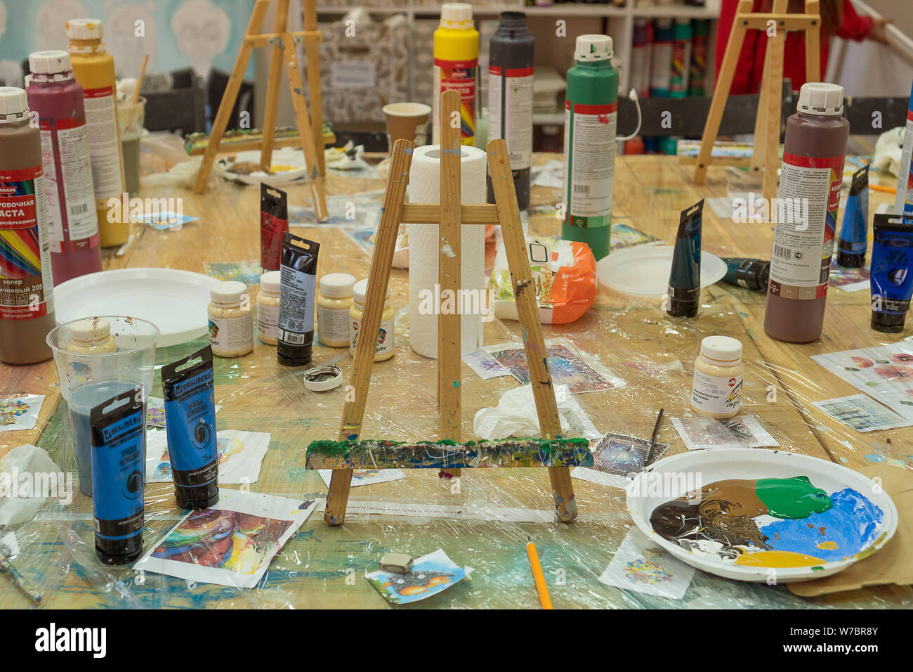 Dirty table hi-res stock photography and images - Alamy
