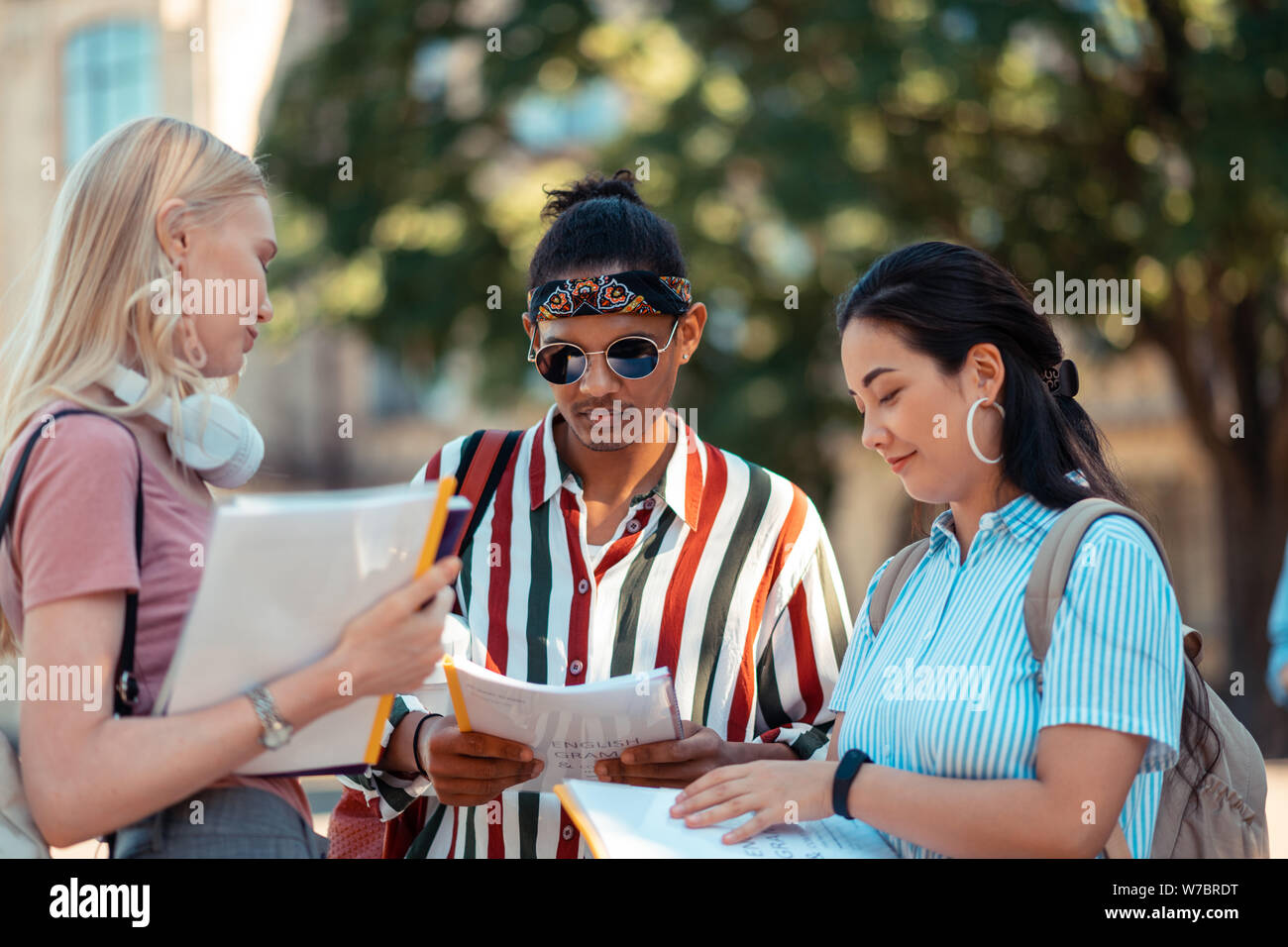 Students helping each other hi-res stock photography and images - Alamy
