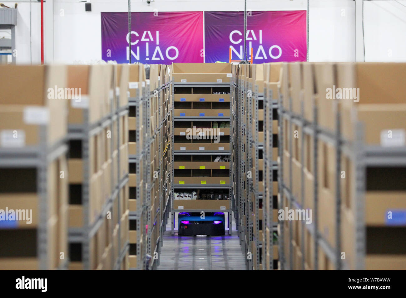 Logistics robot hi-res stock photography and images - Alamy