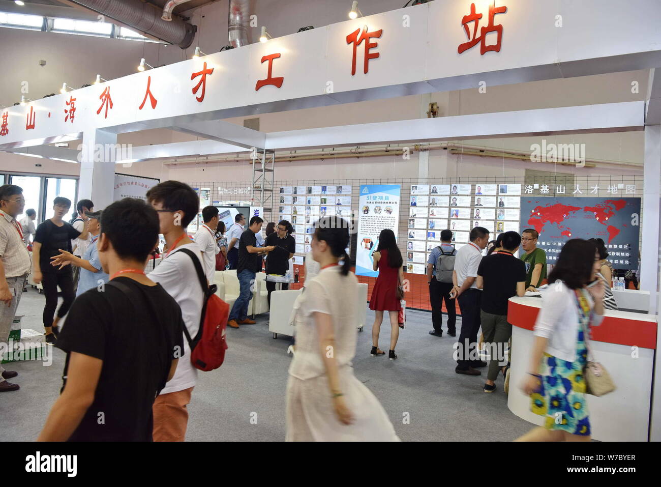 Student work overseas hi-res stock photography and images - Alamy