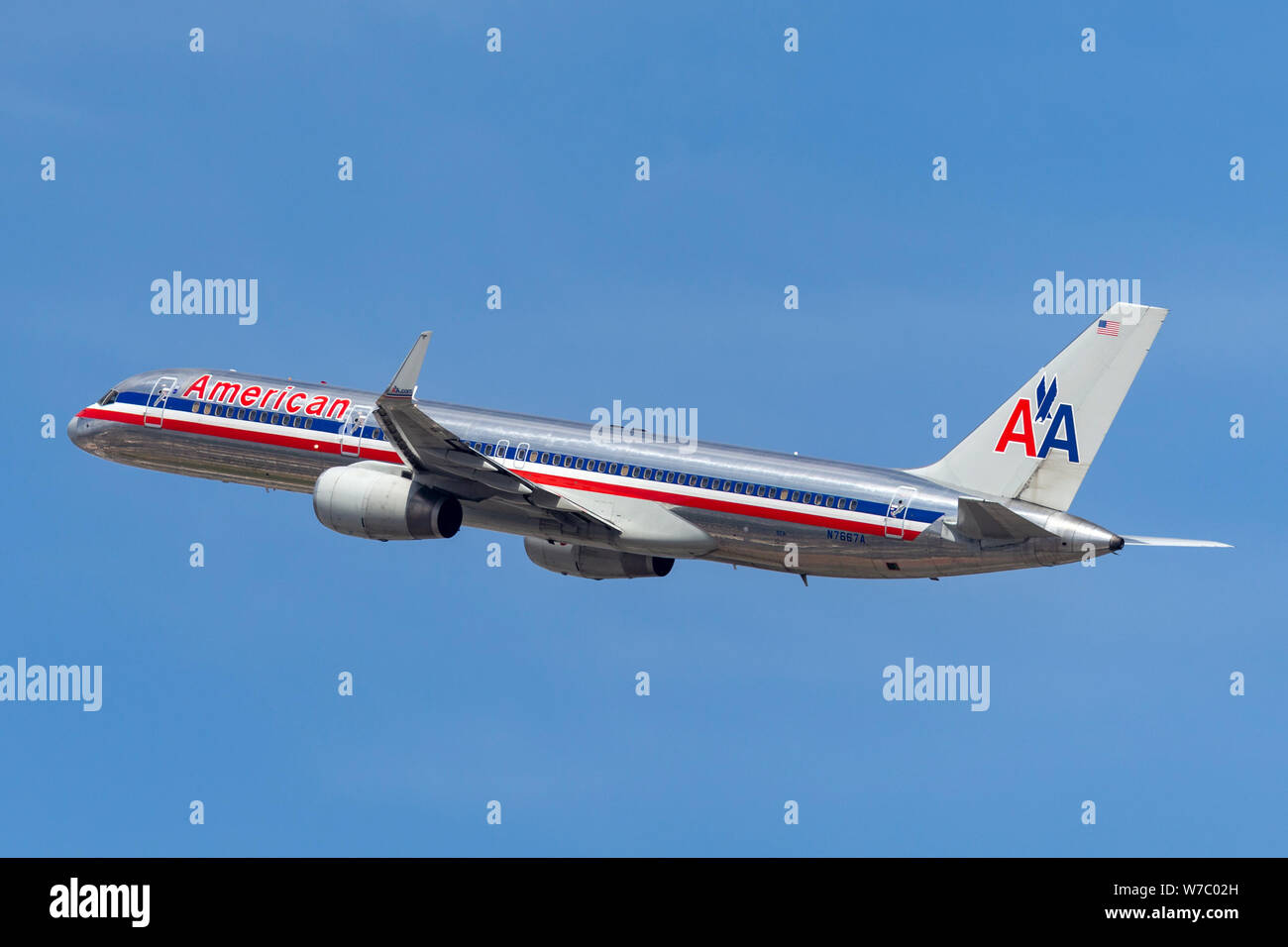 American Airlines Boeing 757 large commercial airliner aircraft taking ...
