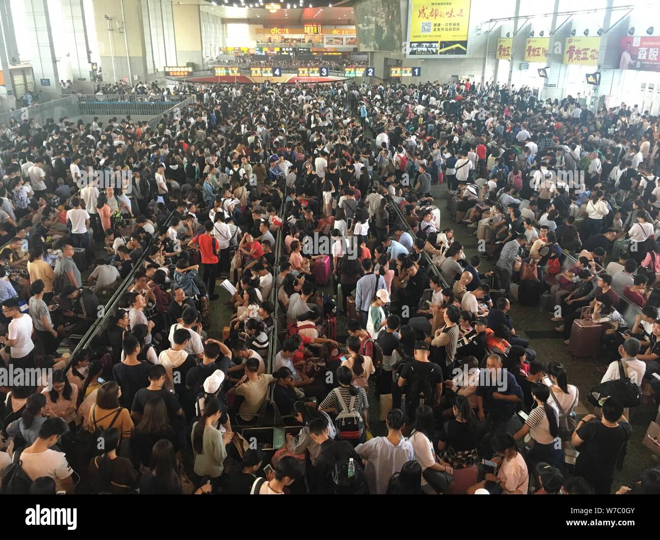 Crowd quake hi-res stock photography and images - Alamy
