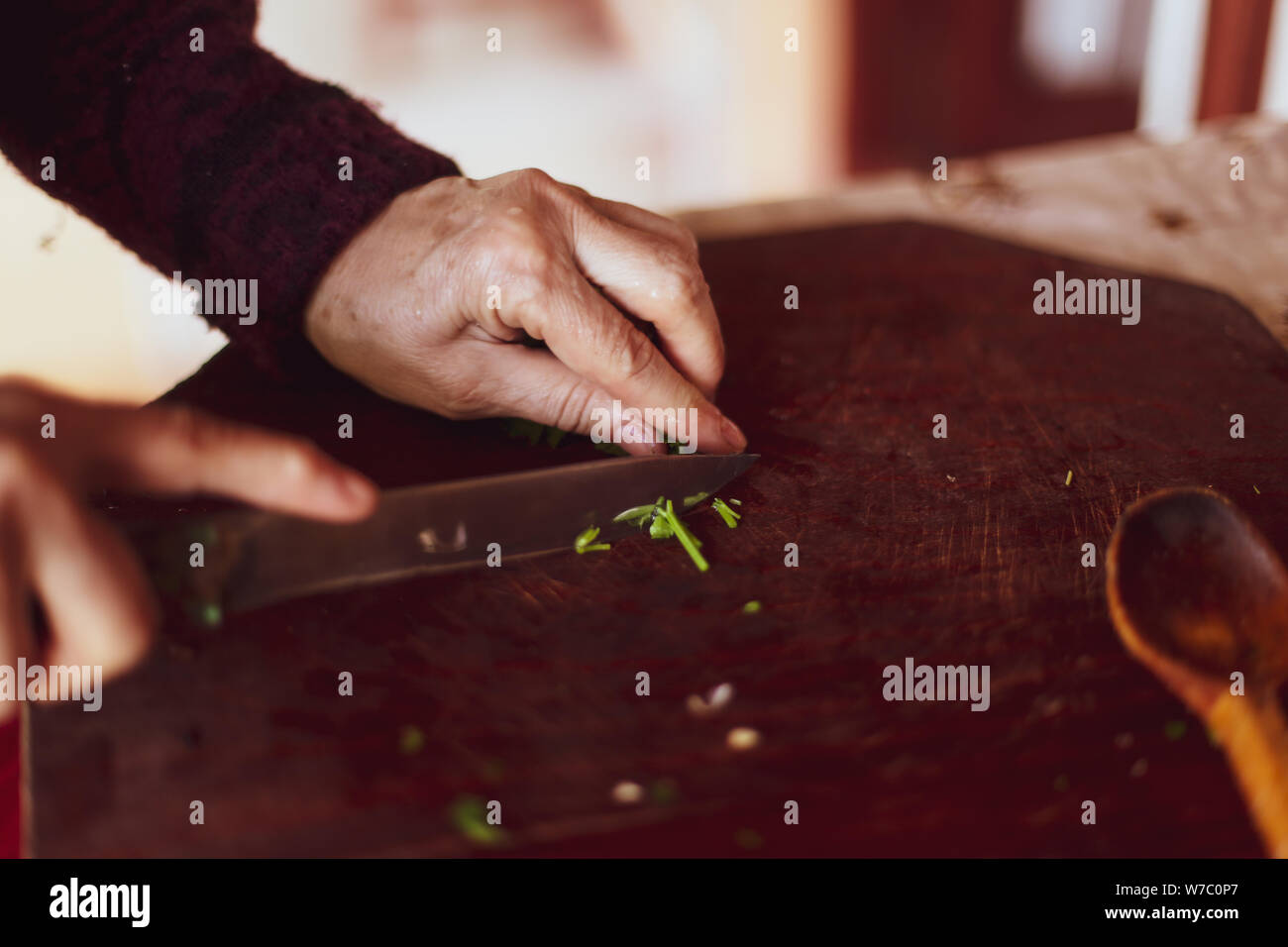 Old lady hands hi-res stock photography and images - Alamy