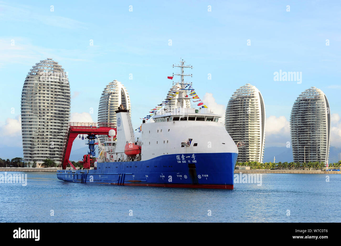 The mother ship, Tansuo-1, carrying China's second manned submersible ...