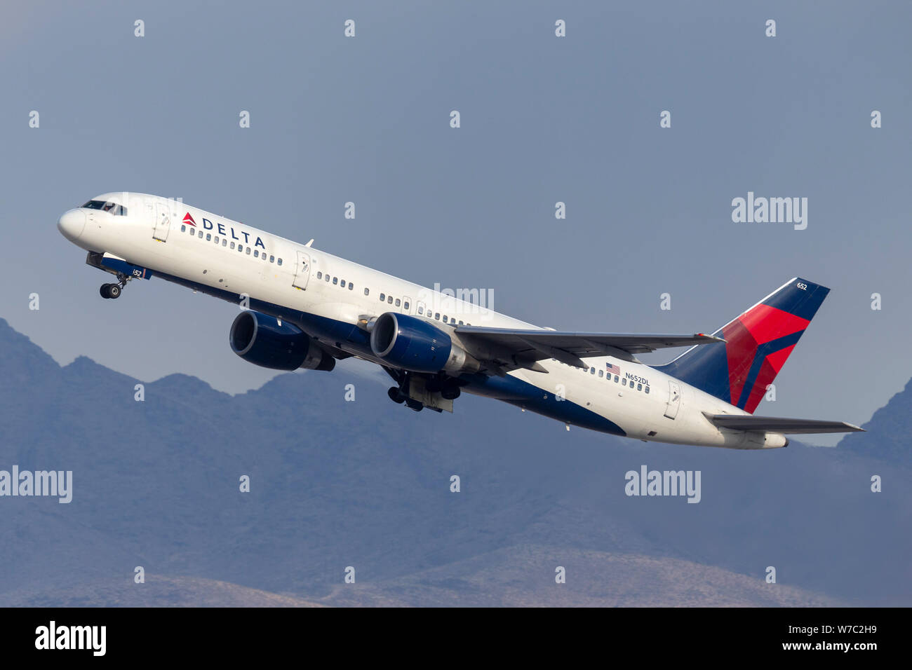 Delta Air Lines Boeing 757 large commercial airliner aircraft departing ...