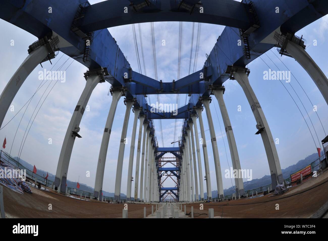 The Jinshajiang Bridge is being built along the Chengdu-Guiyang Railway ...