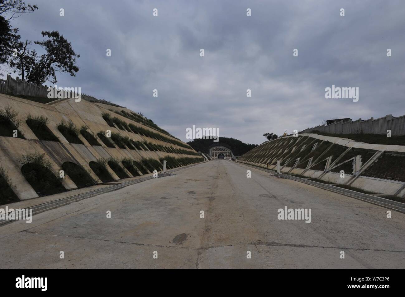 Roadbed hi-res stock photography and images - Alamy