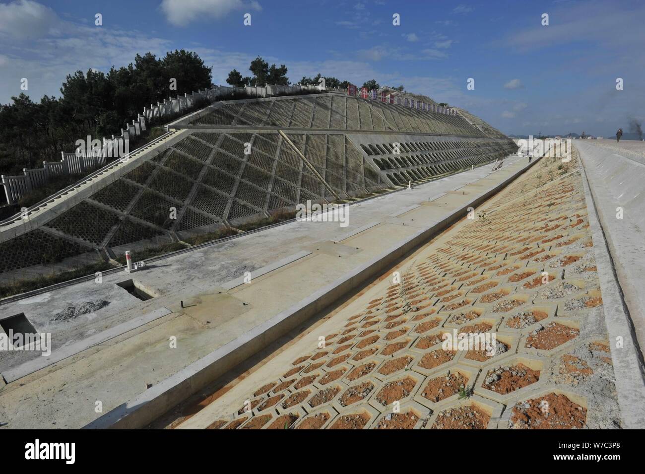 Roadbed hi-res stock photography and images - Alamy