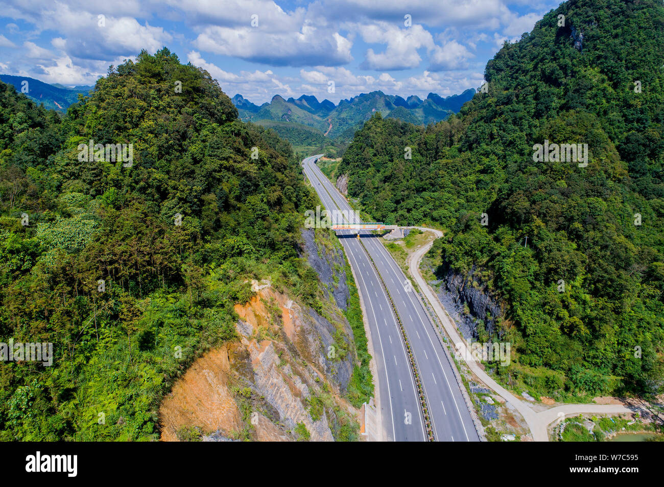 Landscape of the Hequ-Napo Expressway praised as the "path to heaven ...