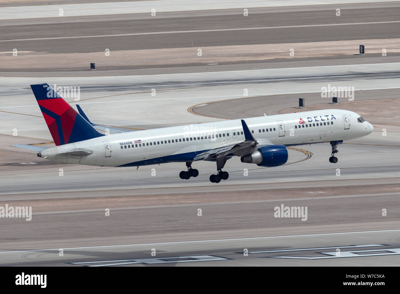 Commercial delta boeing 757 hi-res stock photography and images - Alamy