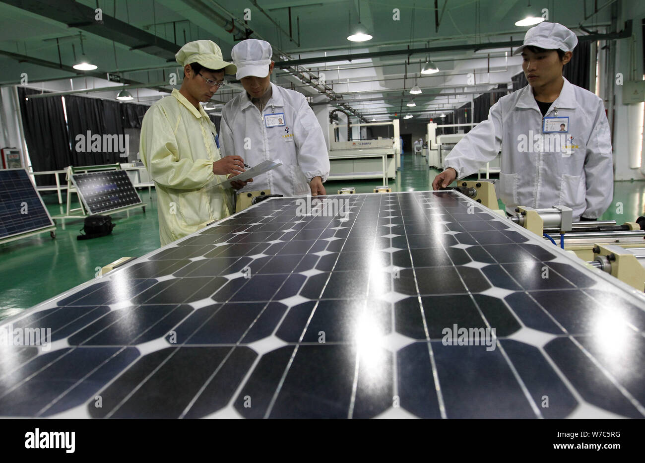 China solar cell manufacturing hi-res stock photography and images - Alamy