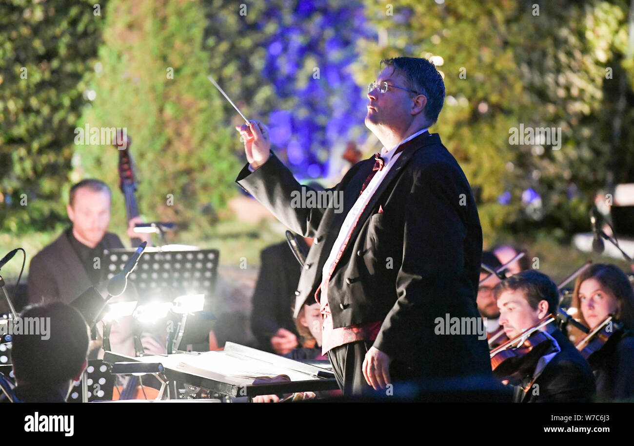 02 August 2019, Brandenburg, Rheinsberg: The conductor Florian Ludwig ...