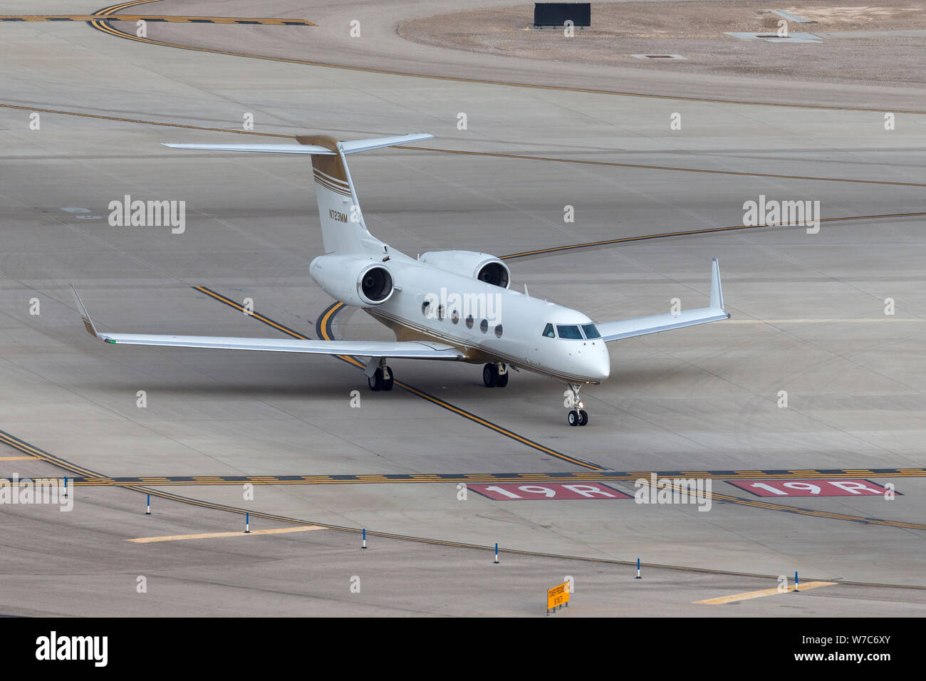 Gulfstream G550 luxury business jet N725MM at McCarran International ...