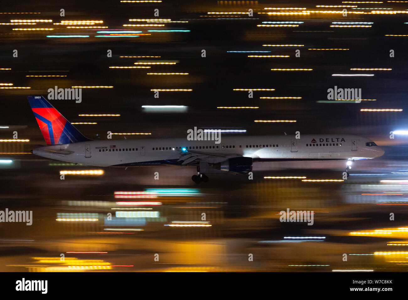 Delta Air Lines Boeing 757 airliner on approach to land at McCarran ...