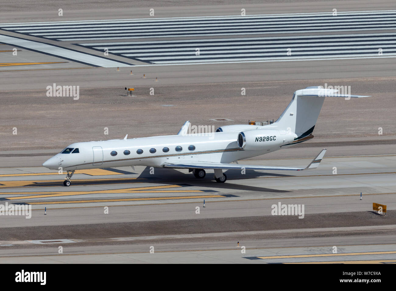 Gulfstream g550 business jet hi-res stock photography and images - Alamy