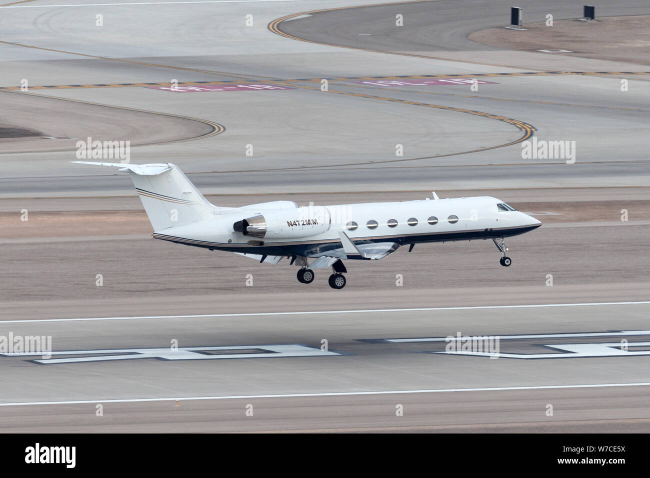 Gulfstream G-IV luxury business jet N472MM at McCarran International ...