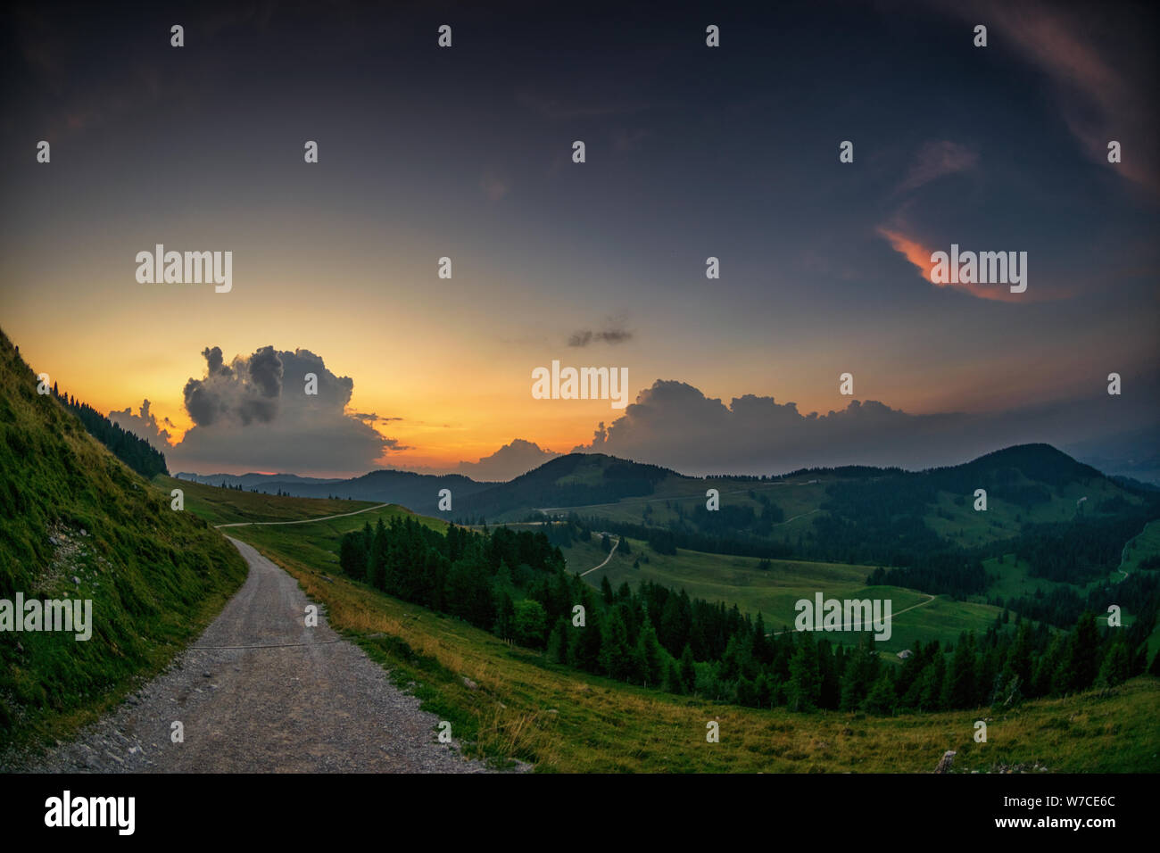Big red sky hi-res stock photography and images - Alamy