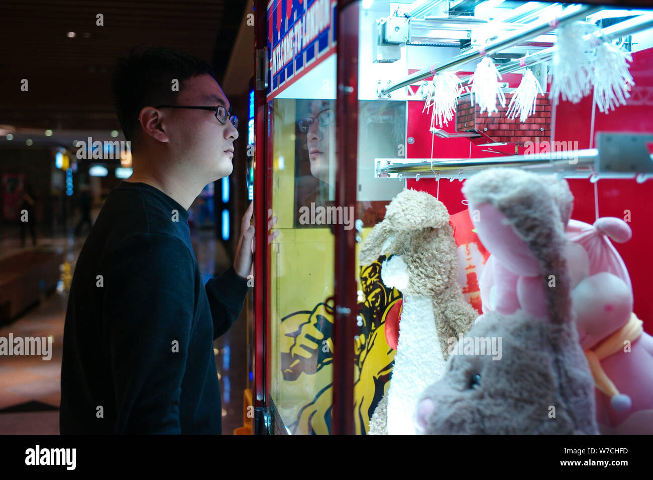 Doll grabbing machine hi-res stock photography and images - Alamy