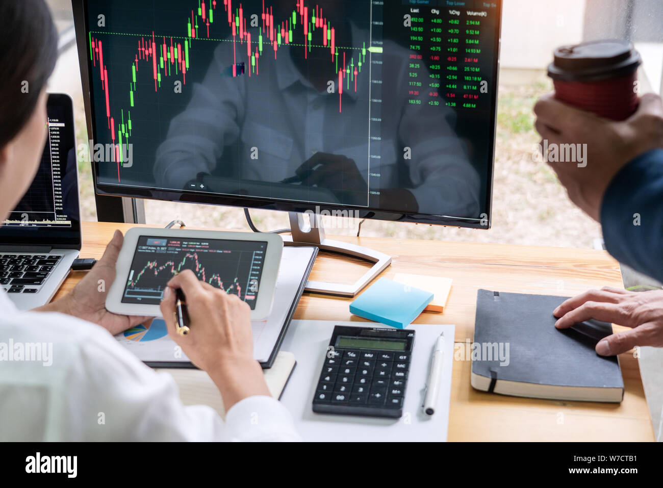 Business Team Investment Entrepreneur Trading discussing and analysis ...