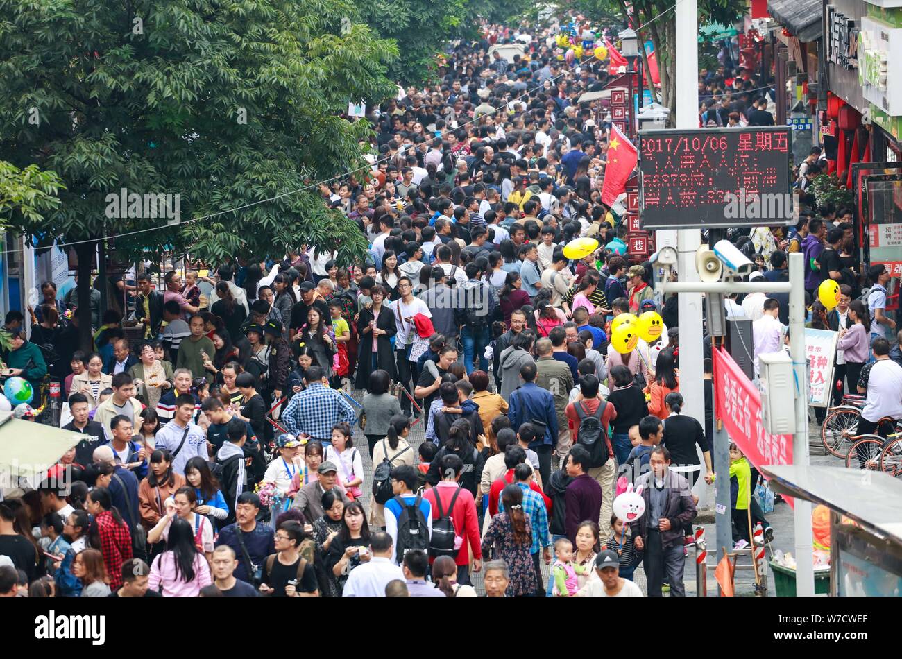 Tourists crowd the Hubu Lane scenic spot during the National Day and ...