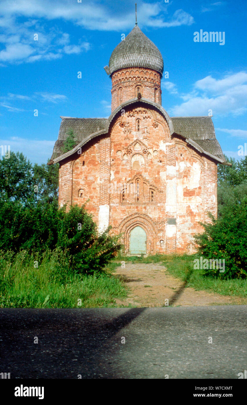 Exterior of a church building hi-res stock photography and images - Alamy